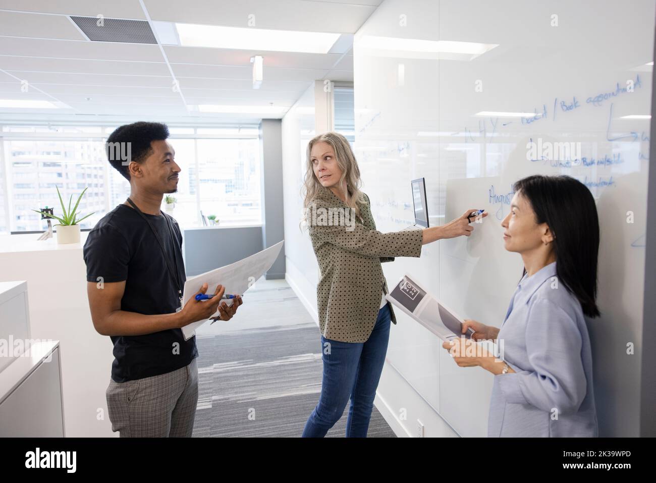 Man pointing whiteboard hi-res stock photography and images - Alamy