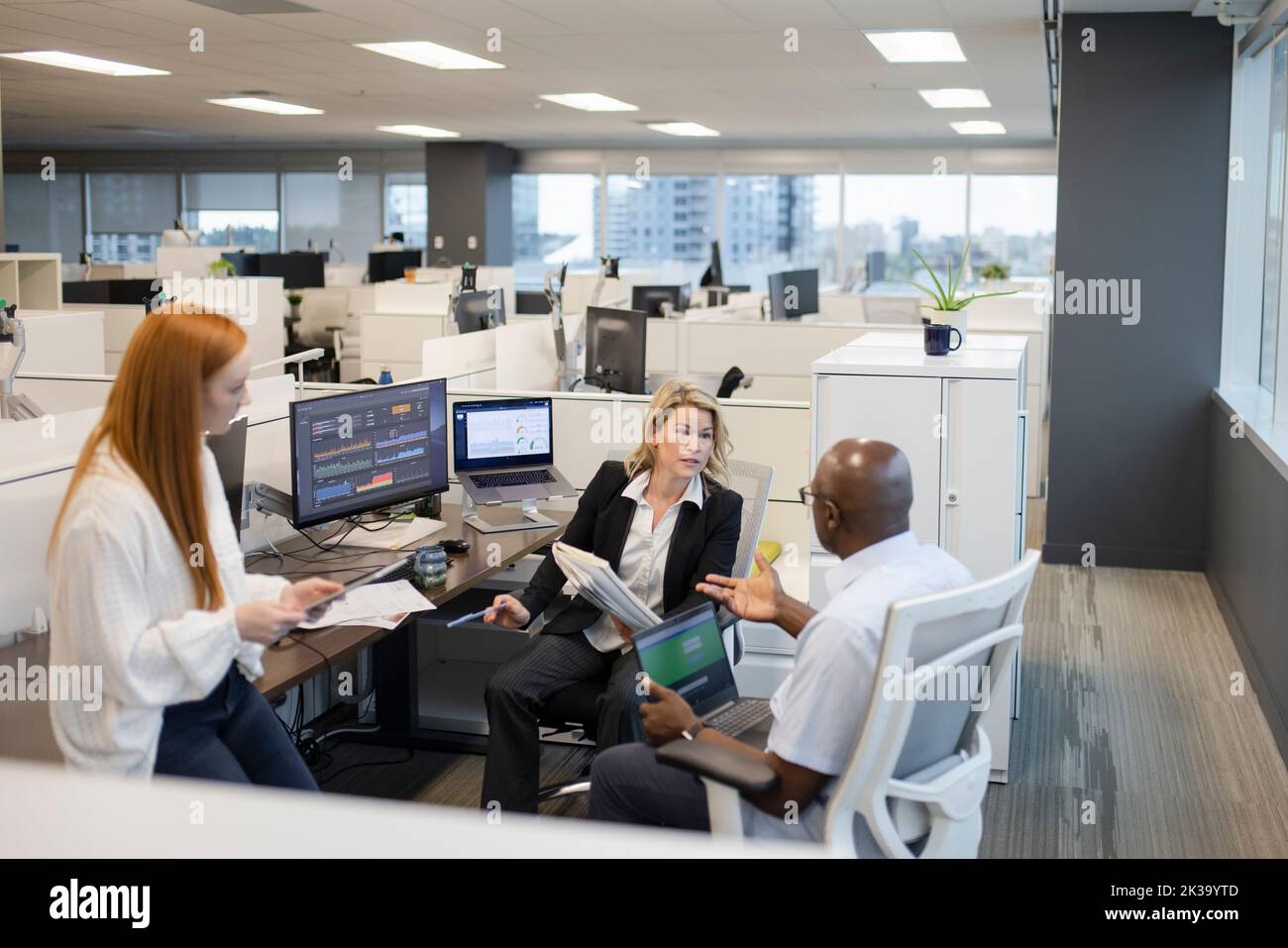 Manager listening to team hi-res stock photography and images - Alamy
