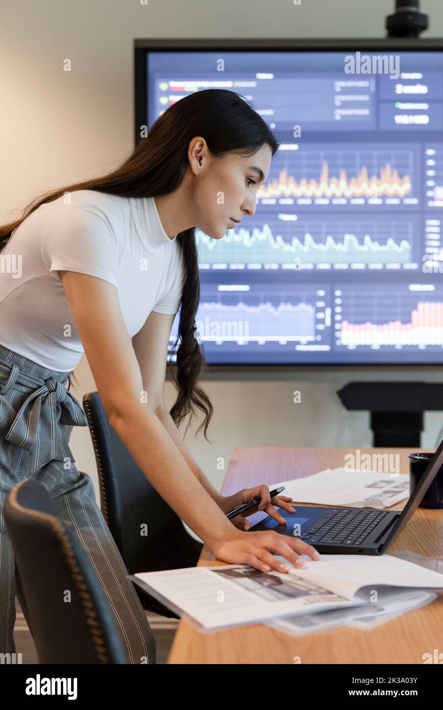 Analyse room hi-res stock photography and images - Alamy