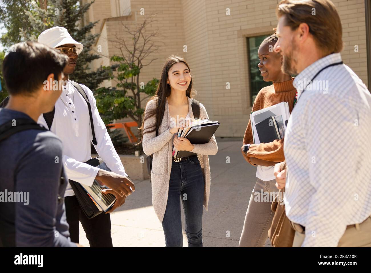 Students in campus hi-res stock photography and images - Alamy