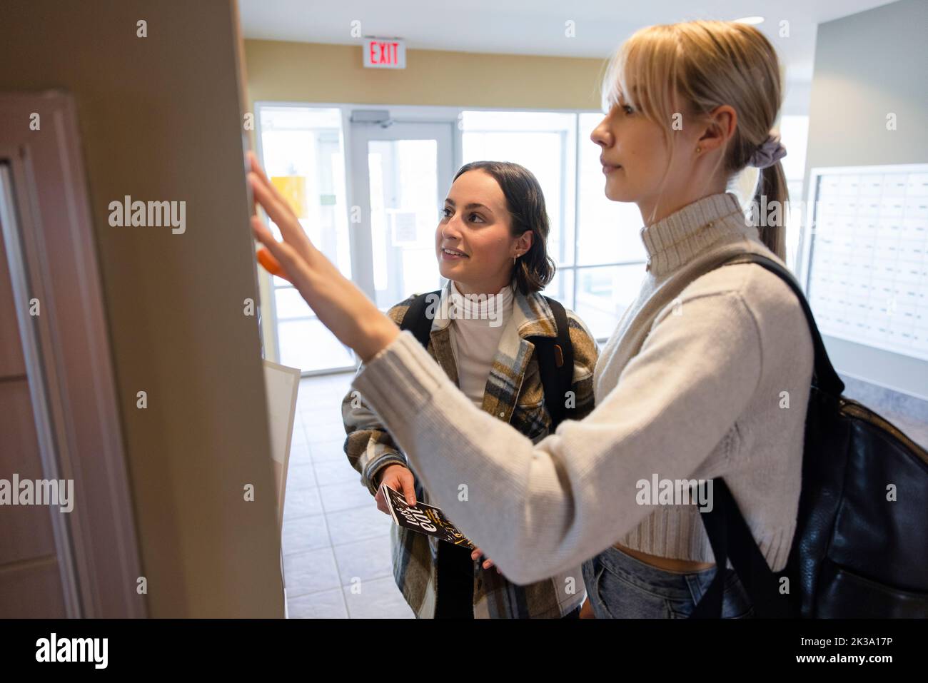 Students looking notice board hi-res stock photography and images - Alamy