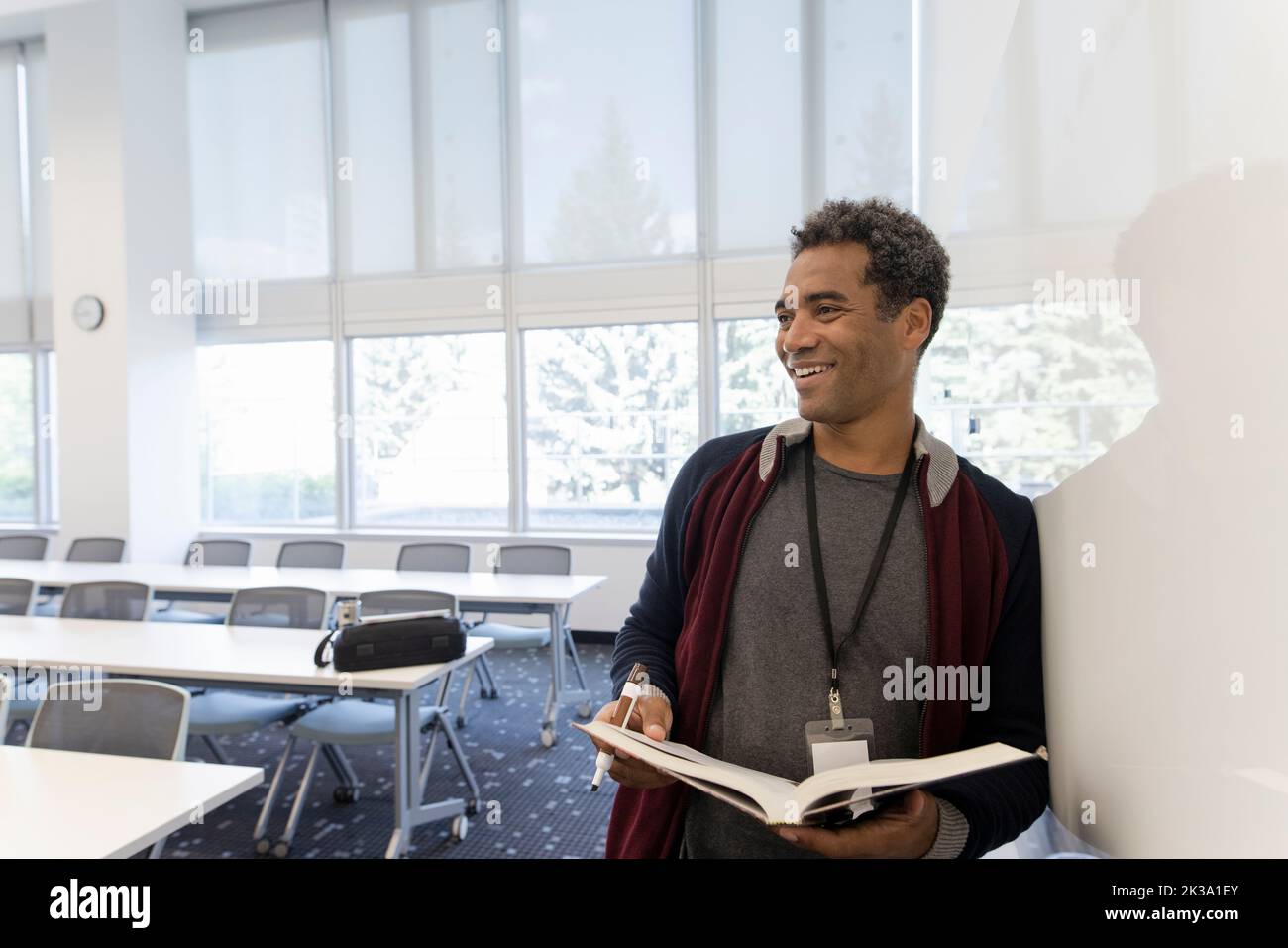 Happy classroom hi-res stock photography and images - Alamy