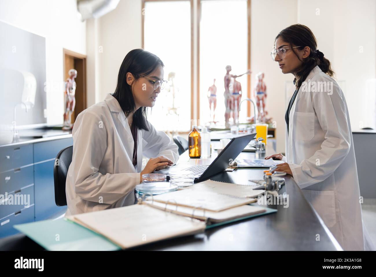Students laboratory science hi-res stock photography and images - Alamy