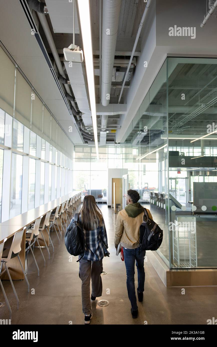 Young students walking hi-res stock photography and images - Alamy