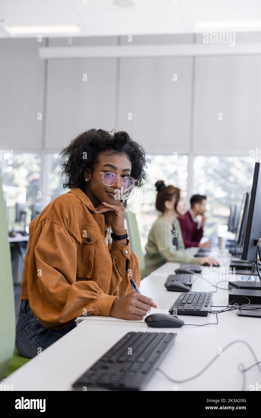 College female computer smiling hi-res stock photography and images - Alamy