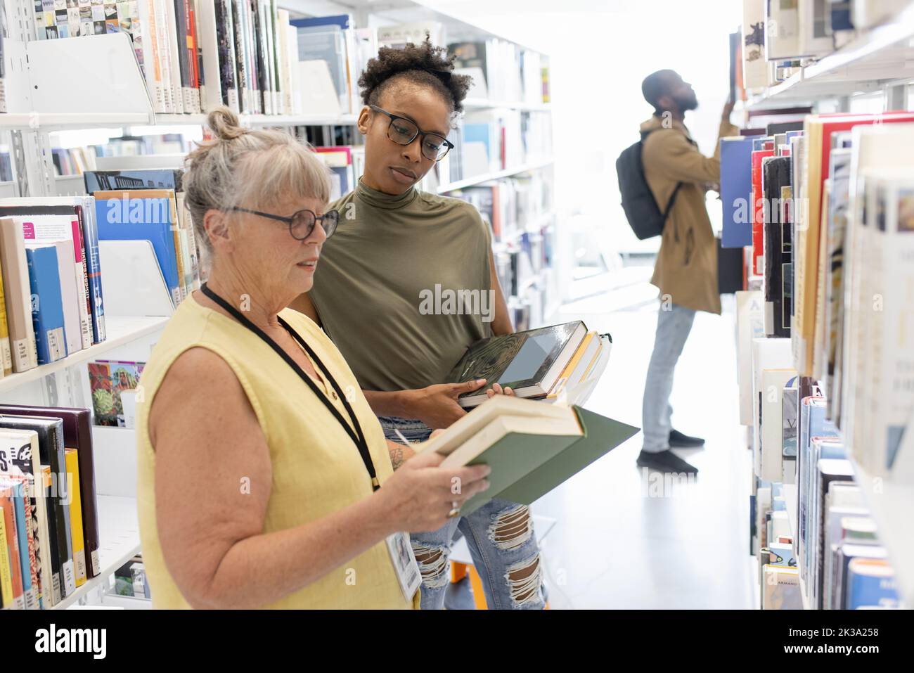 Student librarian talking hi-res stock photography and images - Alamy