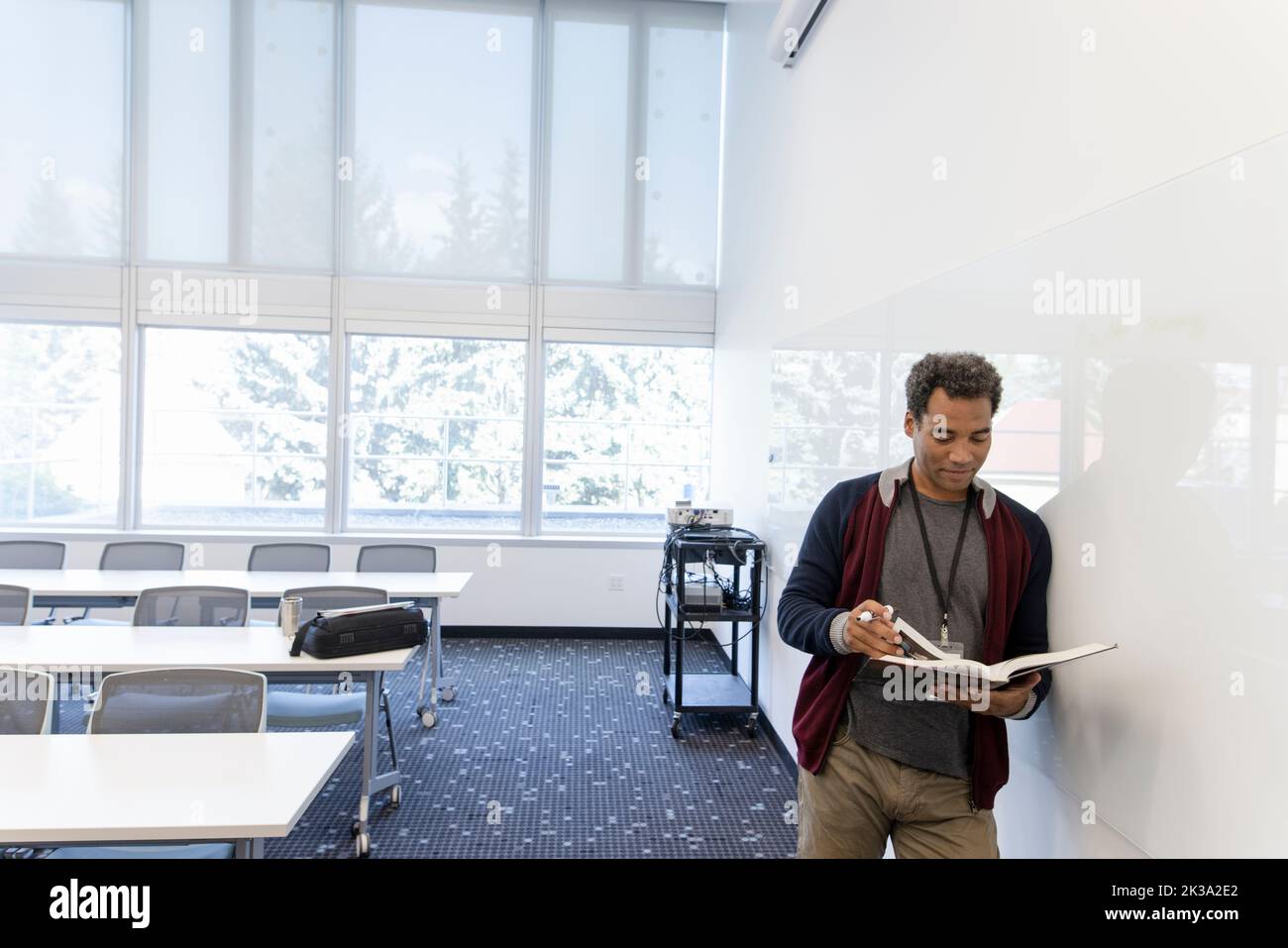 University classroom professor hi-res stock photography and images - Alamy