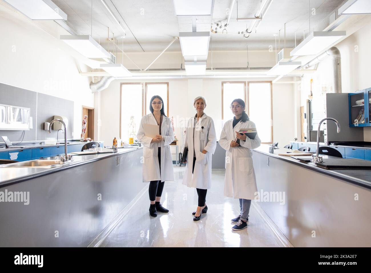Female scientists hi-res stock photography and images - Alamy