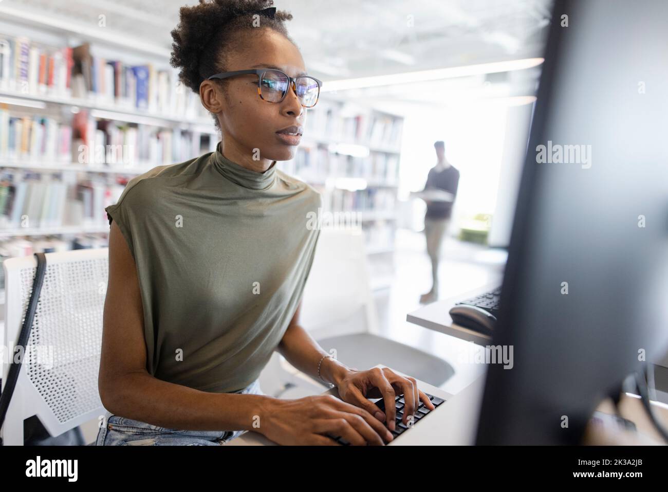 Student female at computer hi-res stock photography and images - Alamy