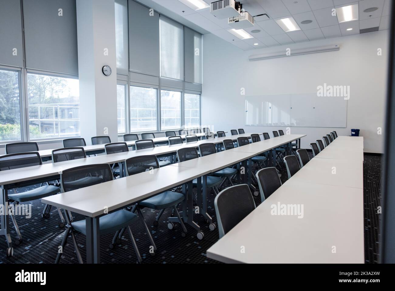 Row tables hi-res stock photography and images - Alamy