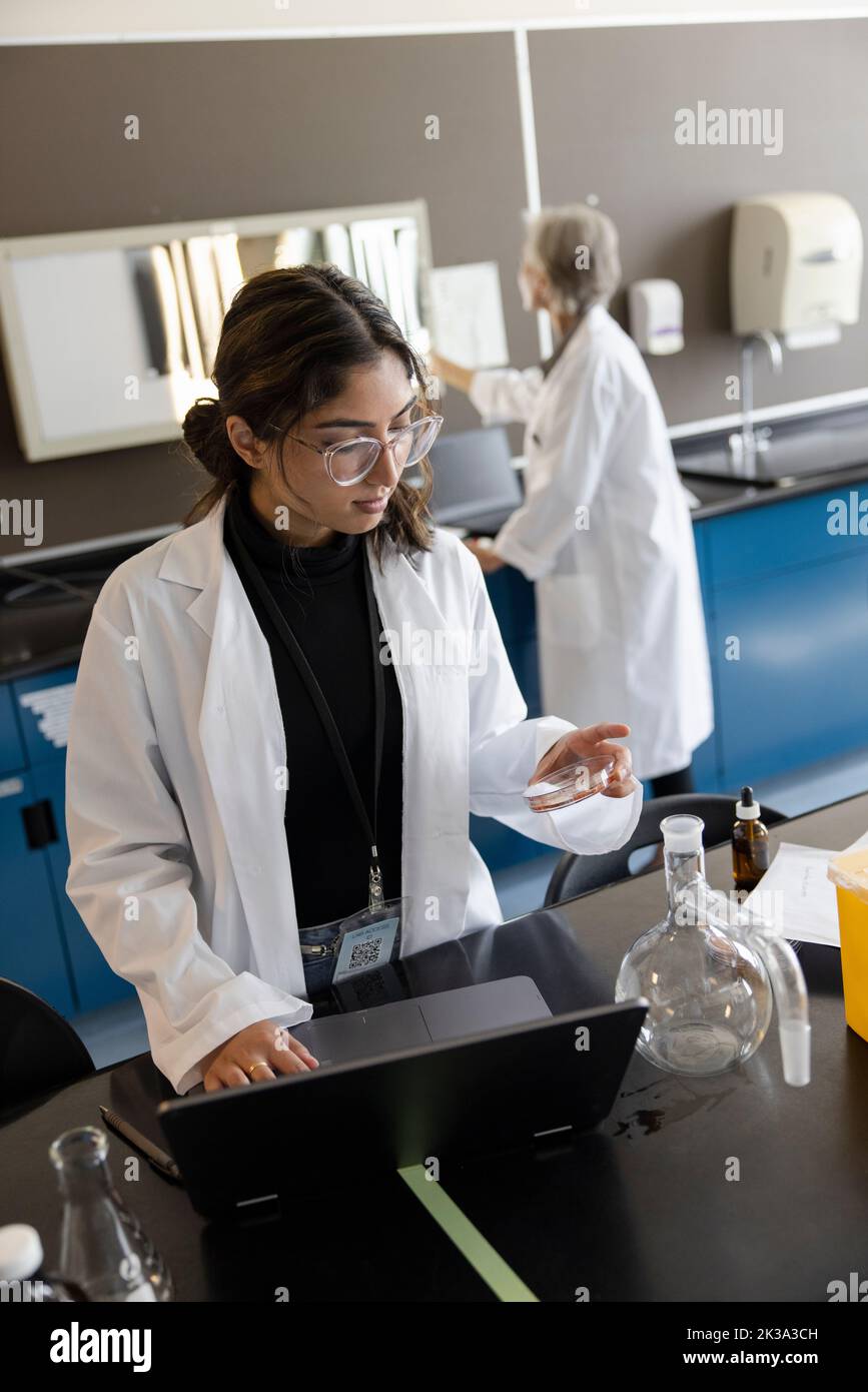 Black female science student hi-res stock photography and images - Alamy