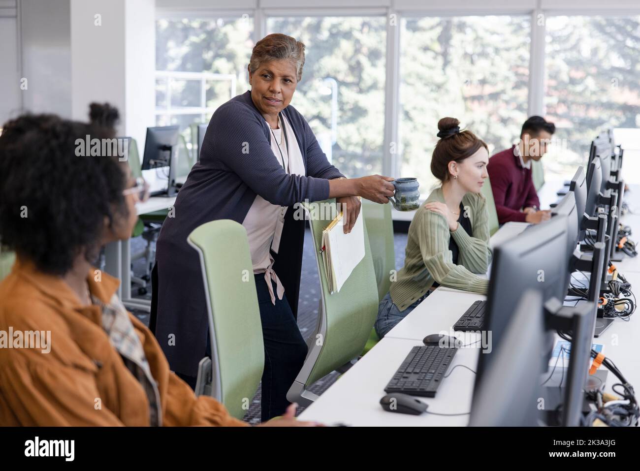 Senior man sitting in library hi-res stock photography and images - Alamy