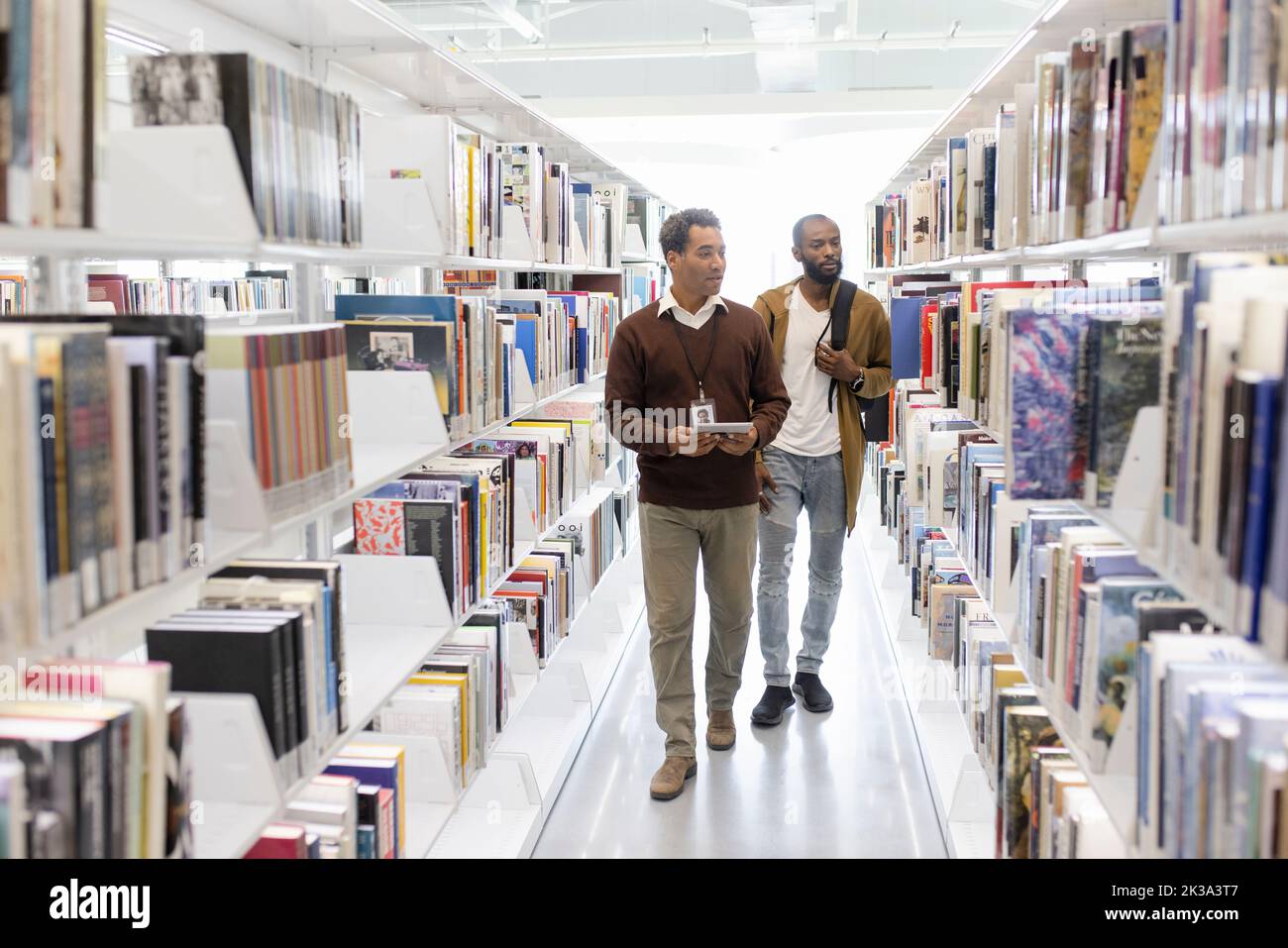 Man using tablet in library hi-res stock photography and images - Alamy