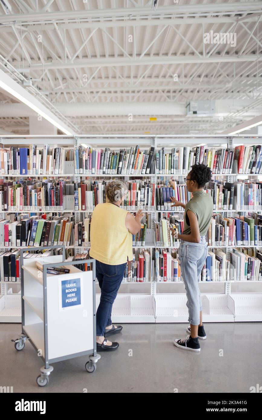 Female university student library rear hi-res stock photography and ...