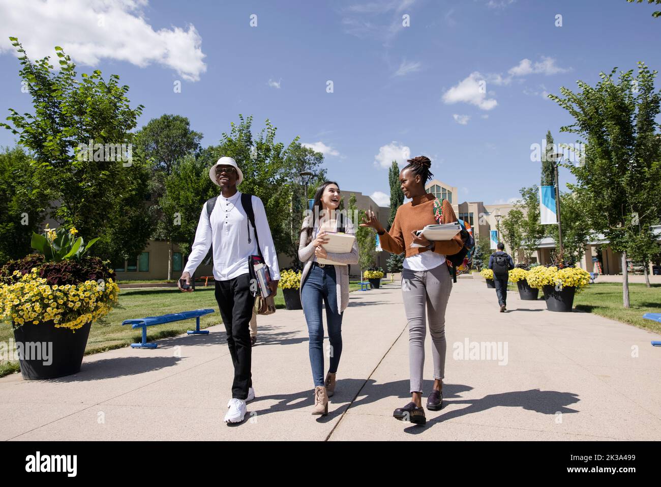College students walking hi-res stock photography and images - Alamy