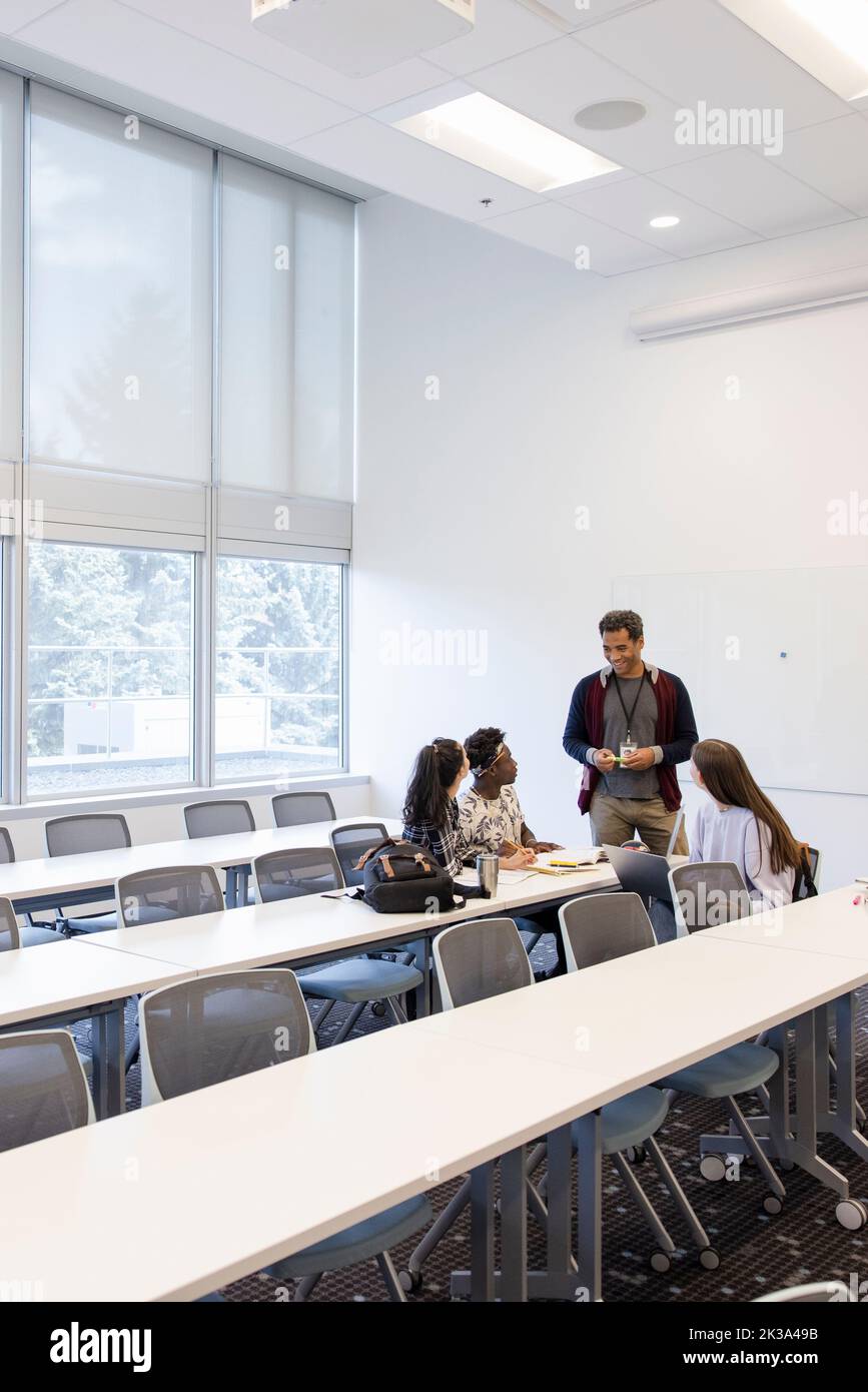 College classroom and students hi-res stock photography and images - Alamy