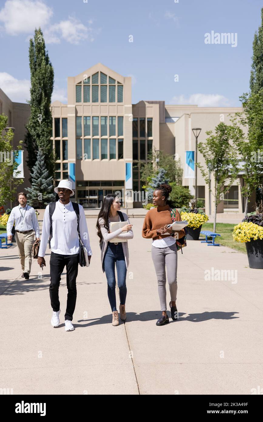 College students walking hi-res stock photography and images - Alamy