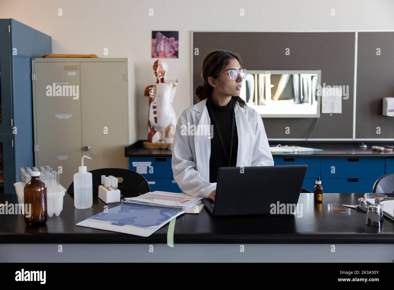 Female lab coat equipment hi-res stock photography and images - Alamy