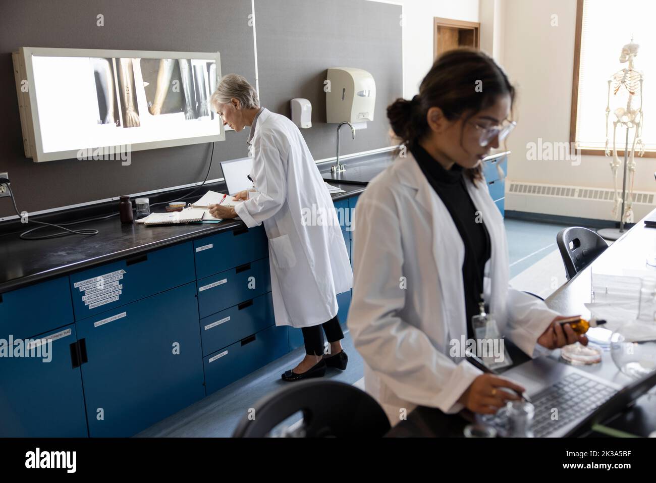 Female professor hi-res stock photography and images - Alamy