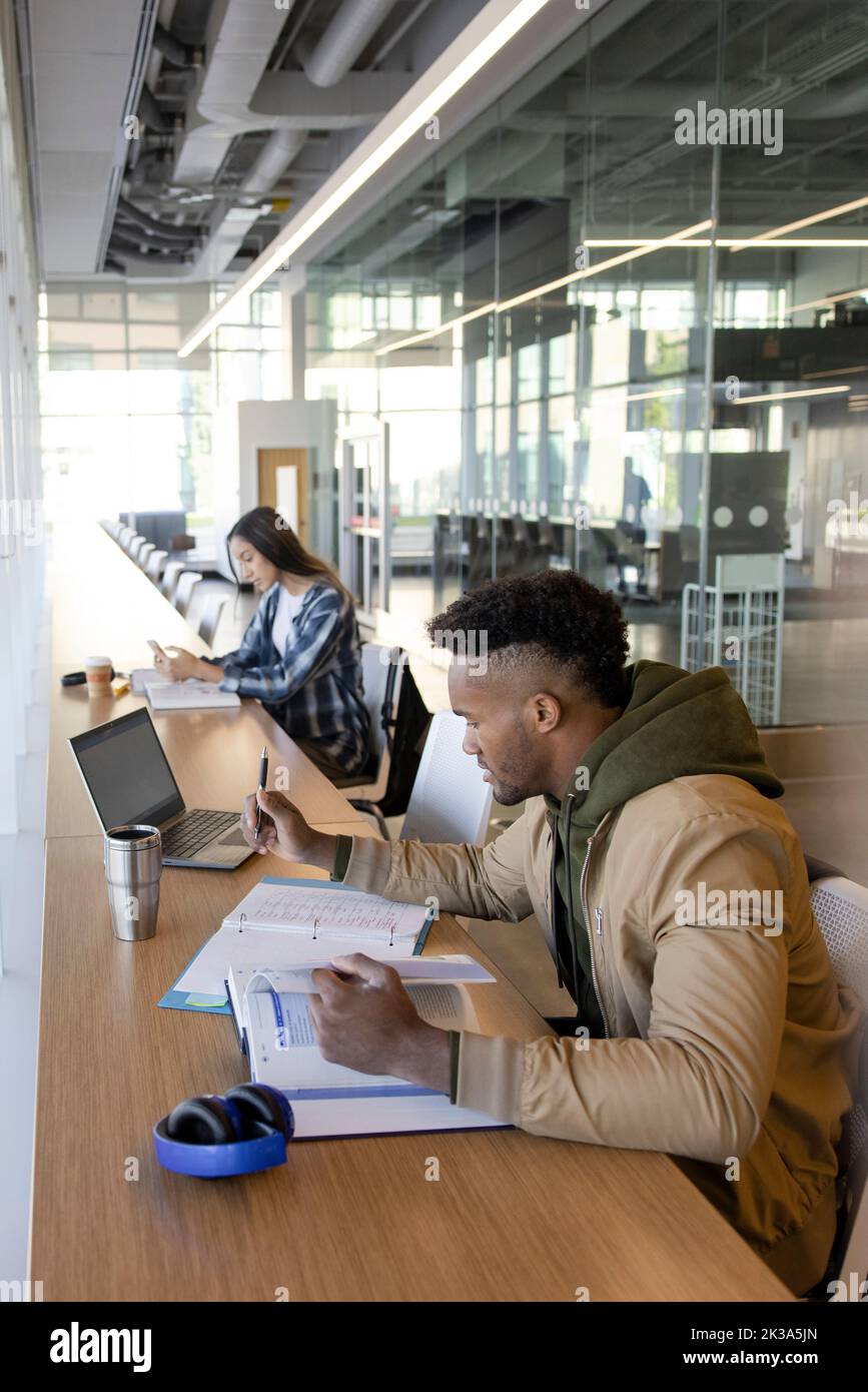 African american students library hi-res stock photography and images ...