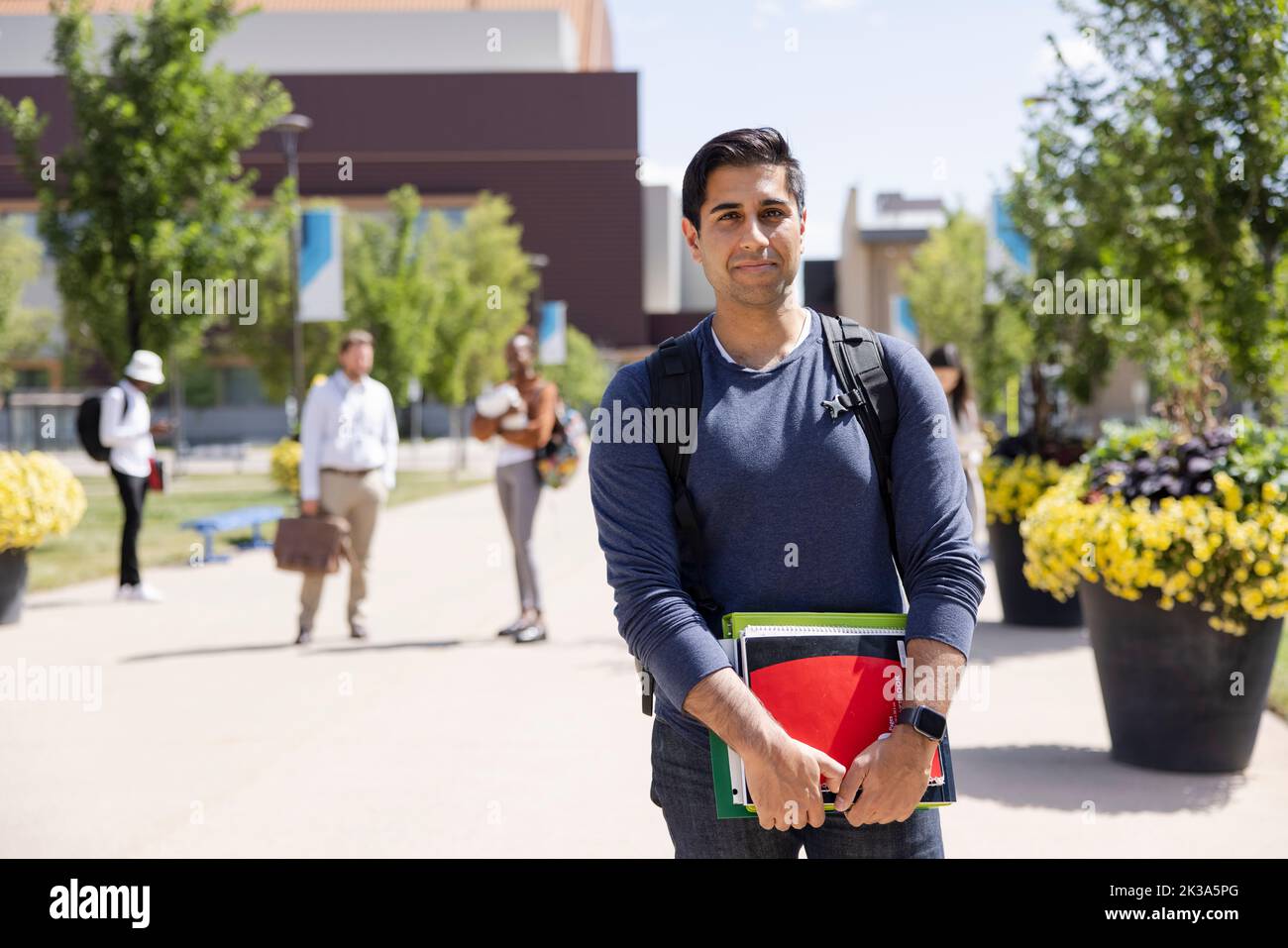 Student portrait on college campus hi-res stock photography and images ...