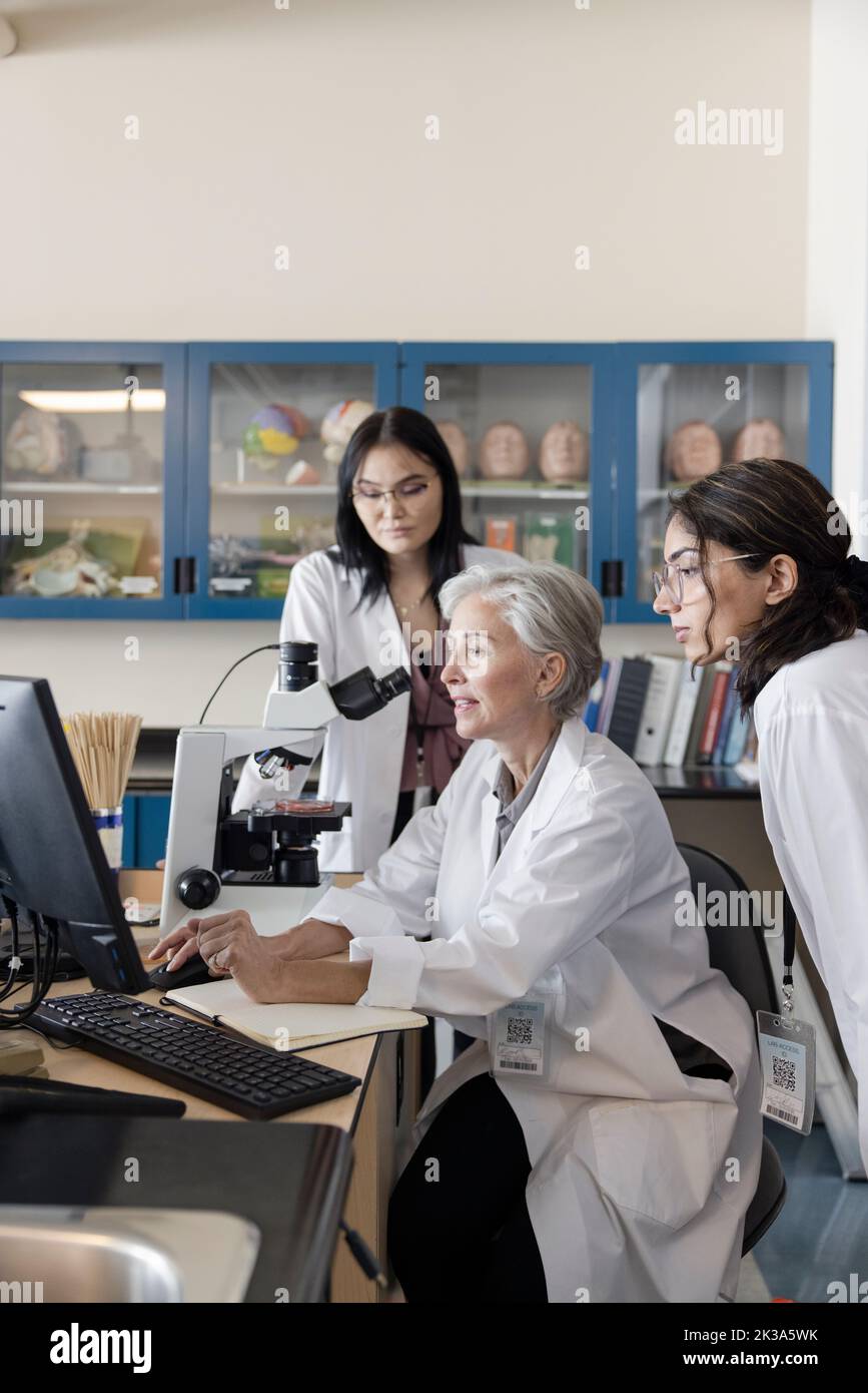 Lab scientists computer hi-res stock photography and images - Alamy