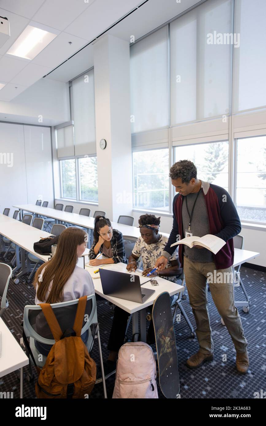 Students professor classroom hi-res stock photography and images - Alamy