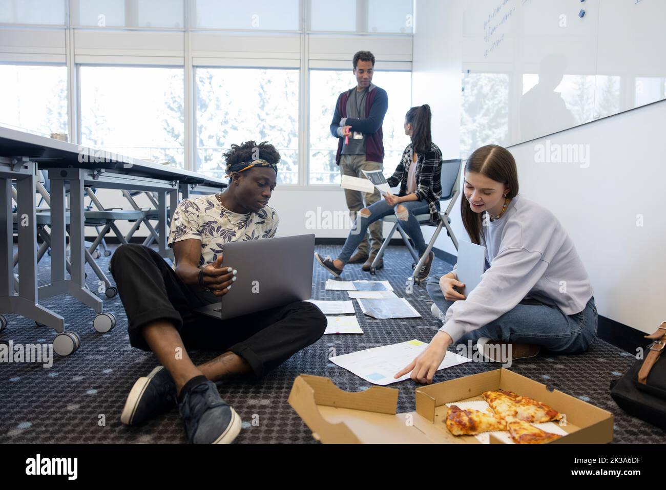 Eating in classroom hi-res stock photography and images - Alamy