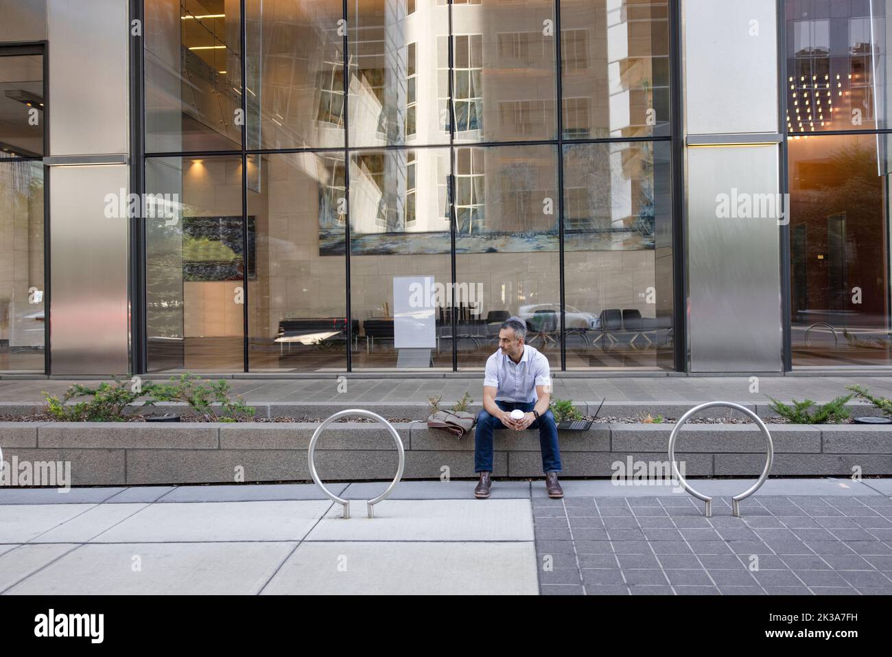 Man window office exterior hi-res stock photography and images - Alamy