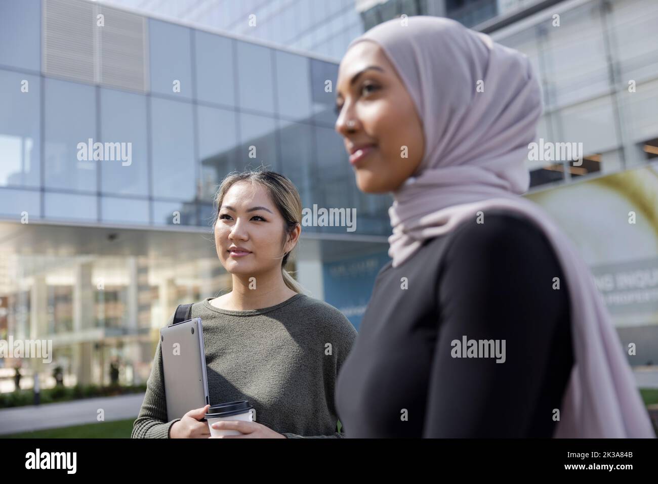 Hijab women business hi-res stock photography and images - Alamy