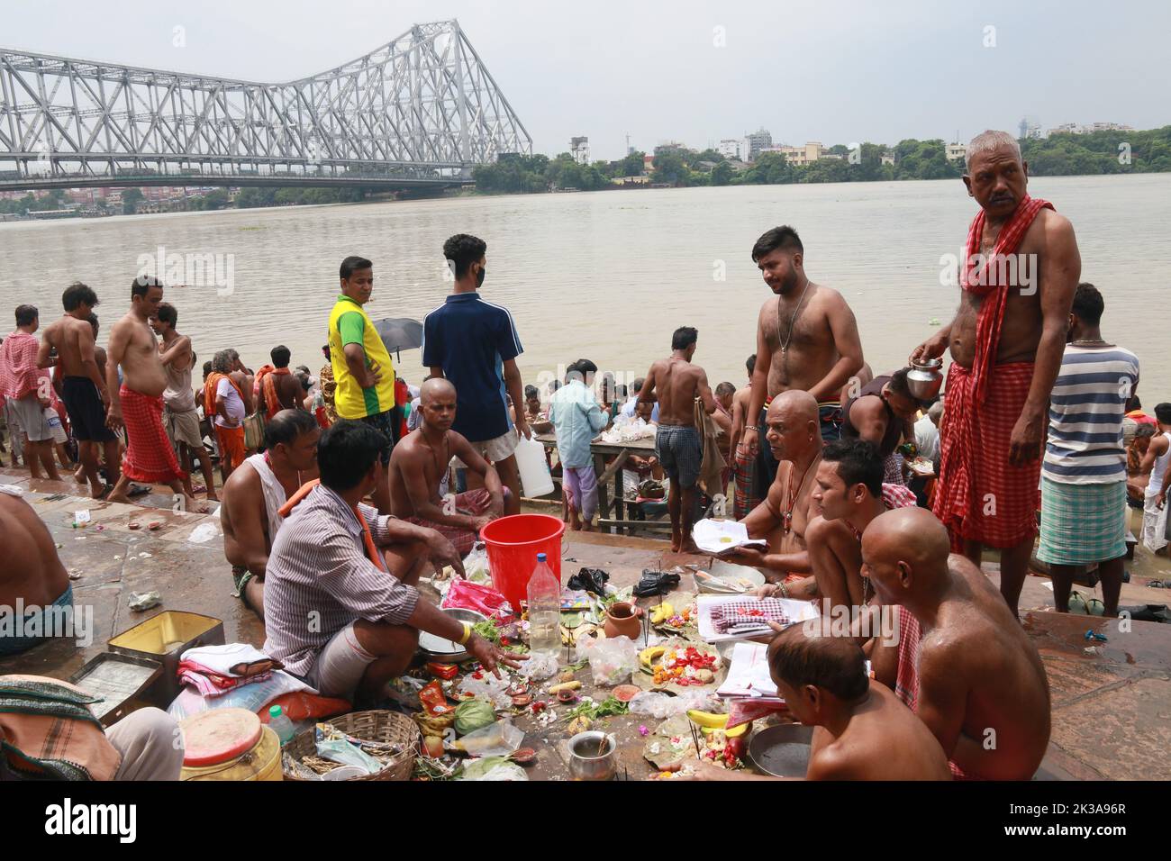 Kolkata, India. 25th Sep, 2022. Hindu devotees perform the 'Tarpan ...