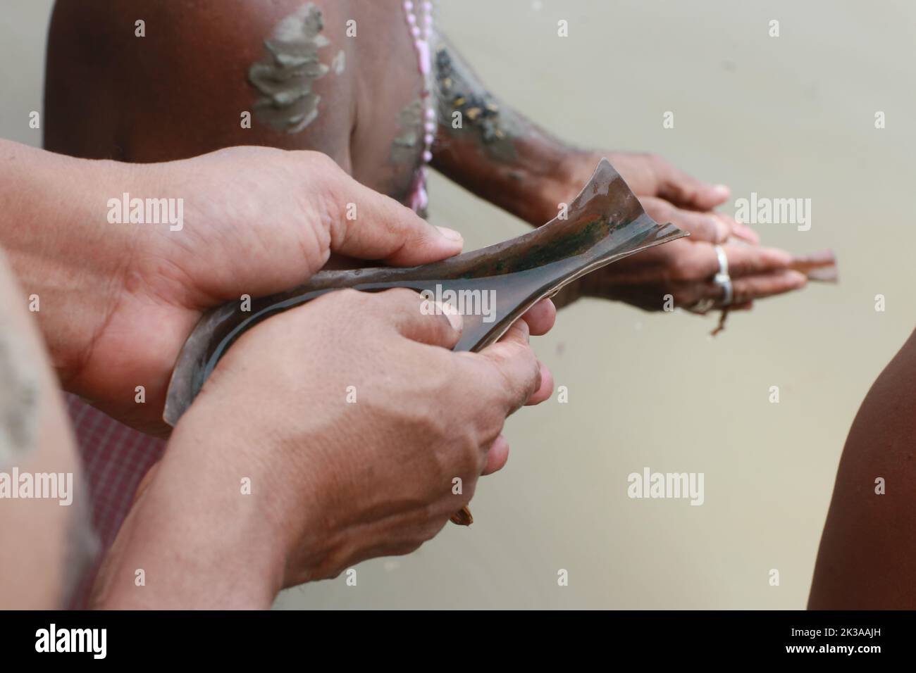 Kolkata, West Bengal, India. 25th Sep, 2022. Hindu devotees perform the ...