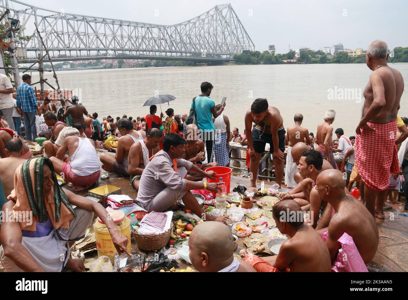 Kolkata, West Bengal, India. 25th Sep, 2022. Hindu devotees perform the ...