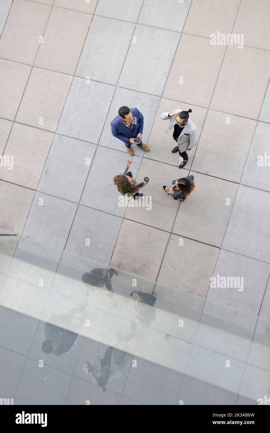 Group of work people outside hi-res stock photography and images - Alamy