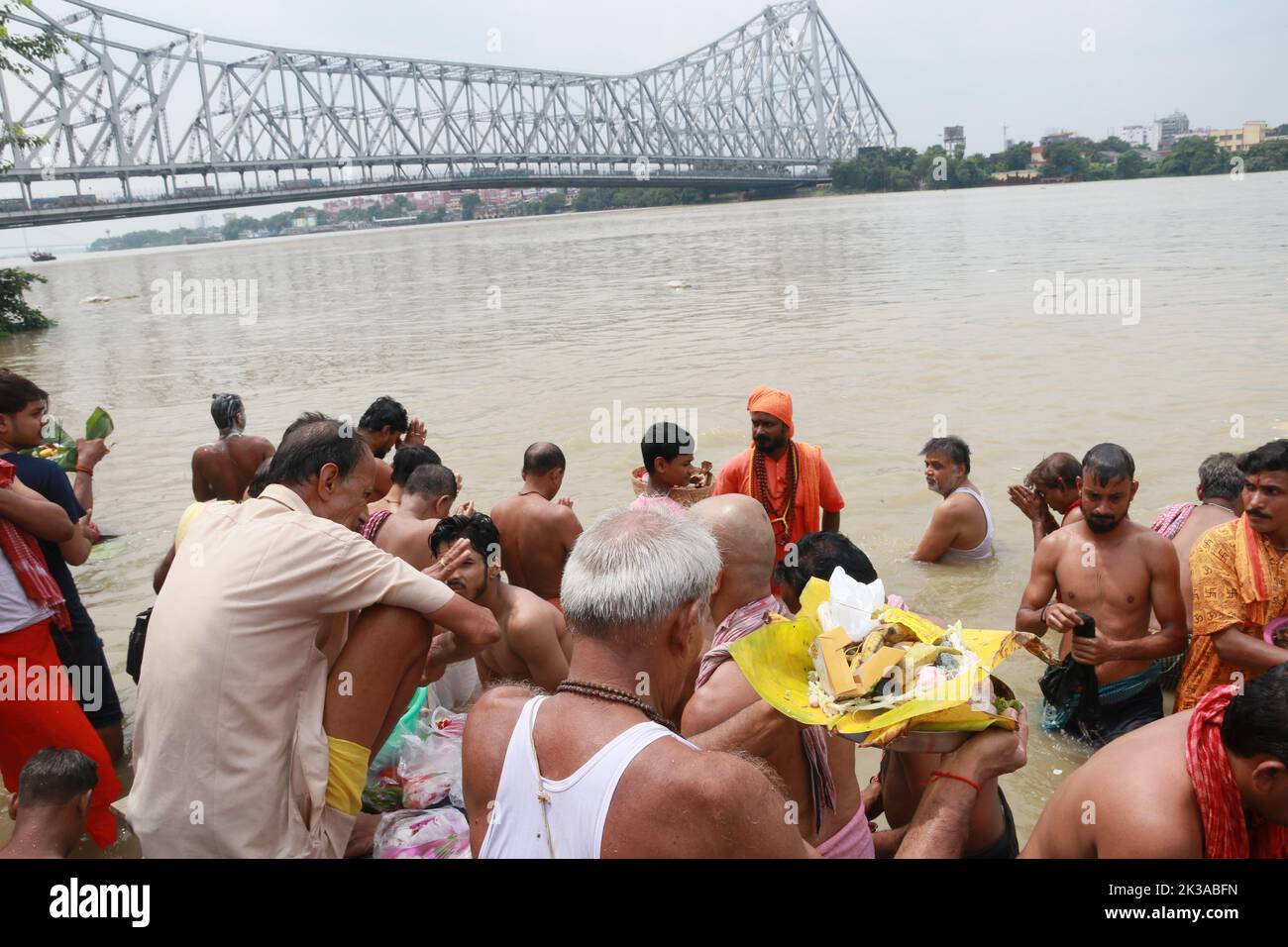 Kolkata, West Bengal, India. 25th Sep, 2022. Hindu devotees perform the ...