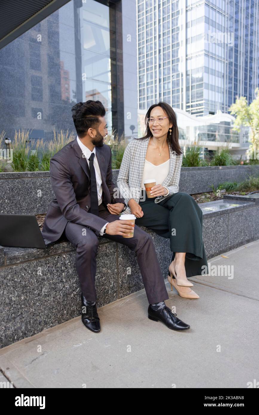 Office building people outside hi-res stock photography and images - Alamy
