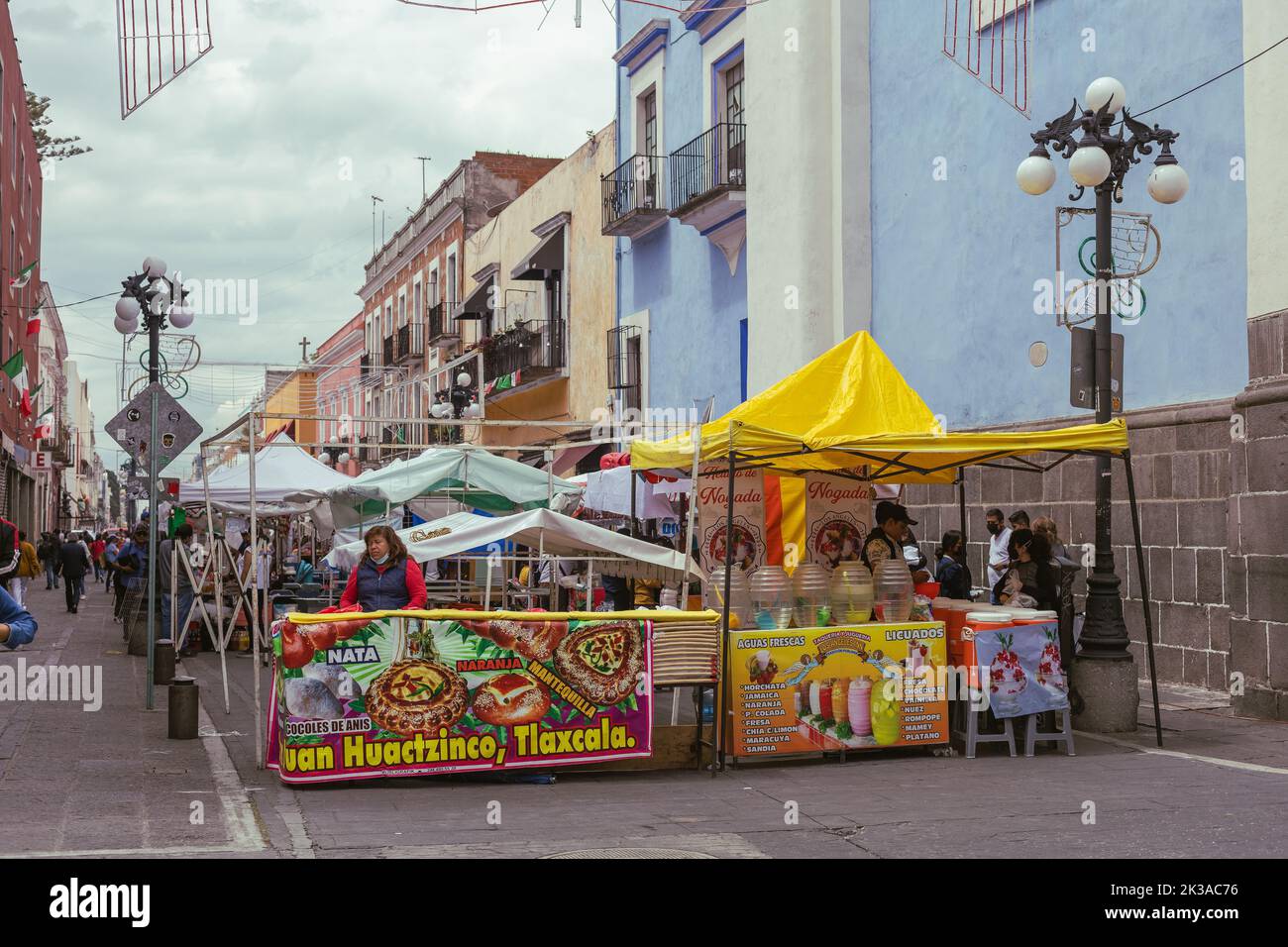 Locals of typical Mexican food on the street Stock Photo - Alamy