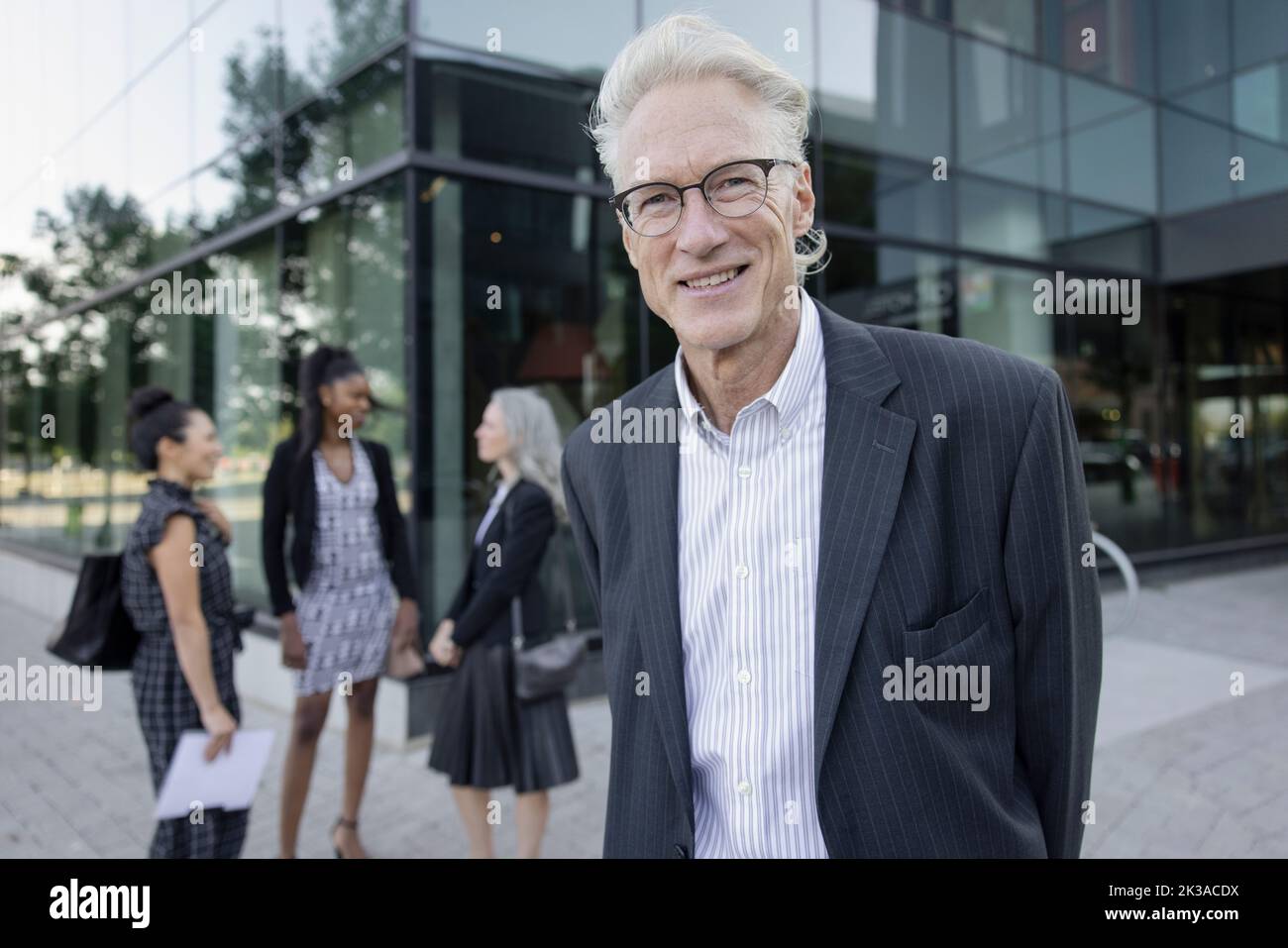 Man looking window office exterior hi-res stock photography and images ...