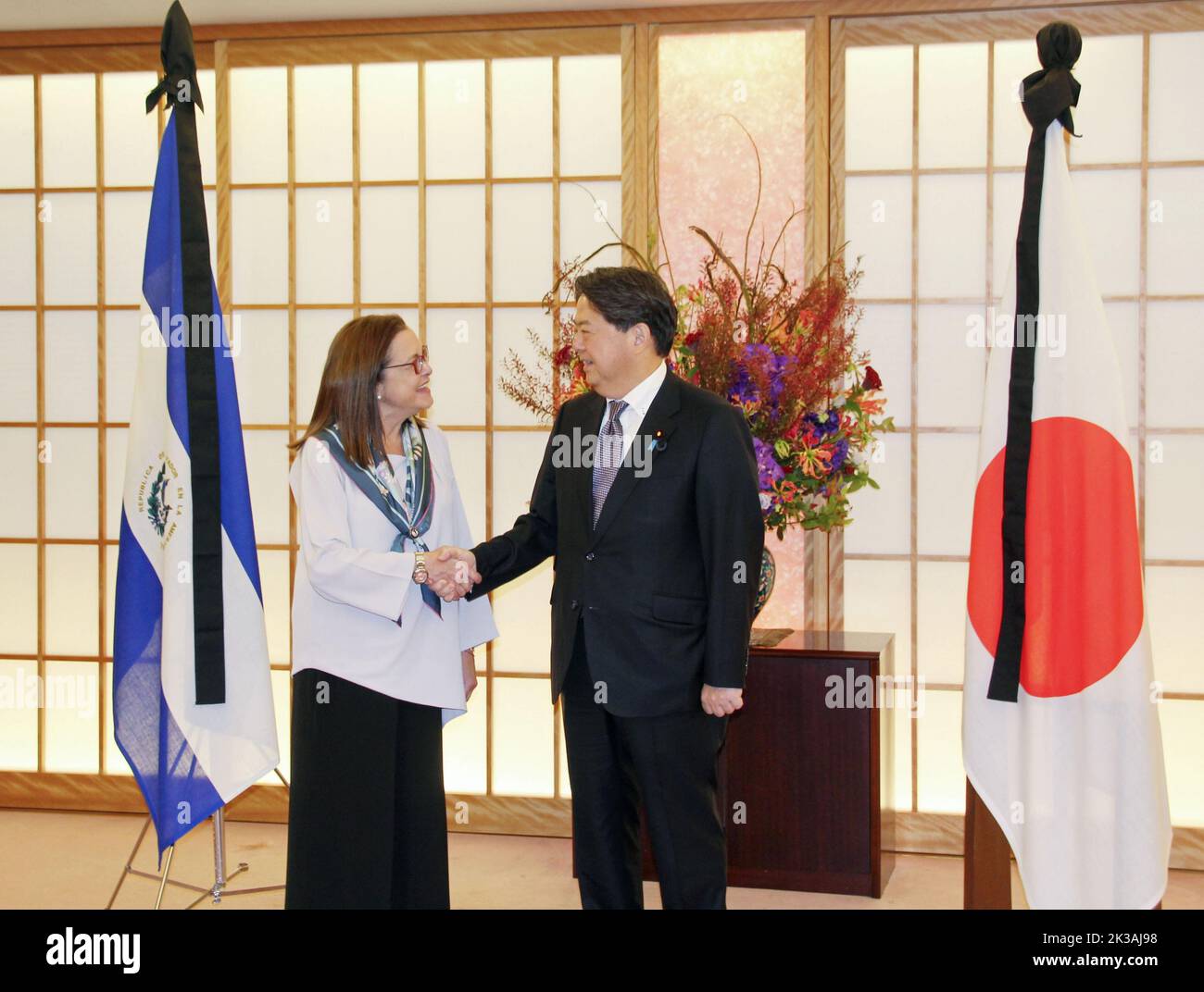 Japanese Foreign Minister Yoshimasa Hayashi (R) and his El Salvador ...