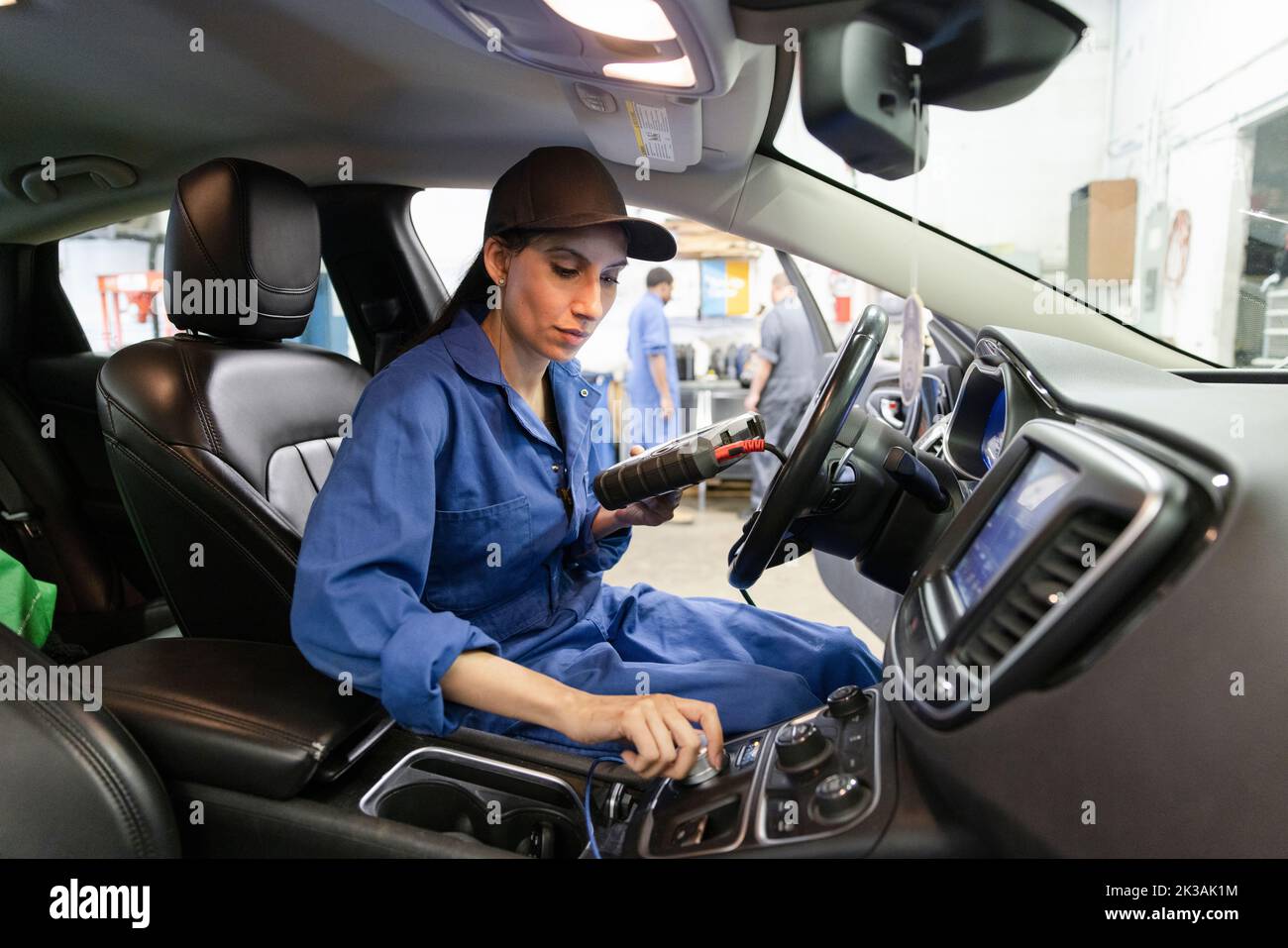 Diagnosing car hi-res stock photography and images - Alamy