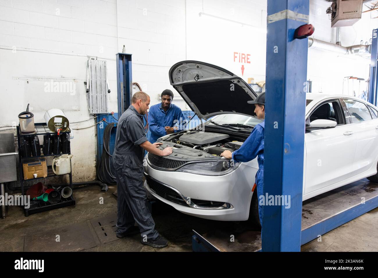 Man and woman beside car hi-res stock photography and images - Alamy