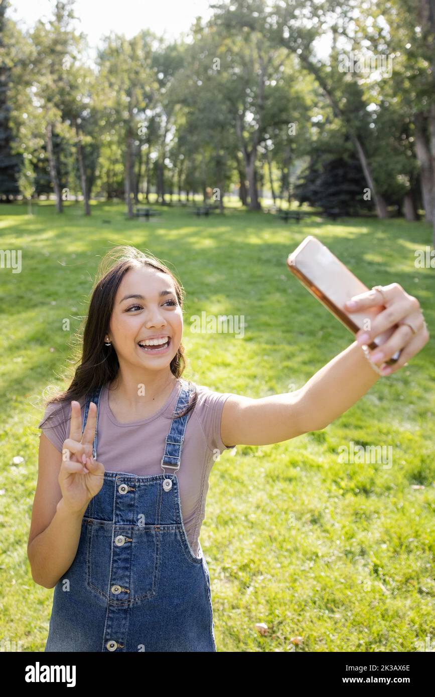 Beautiful smiling girl peace sign hi-res stock photography and images ...