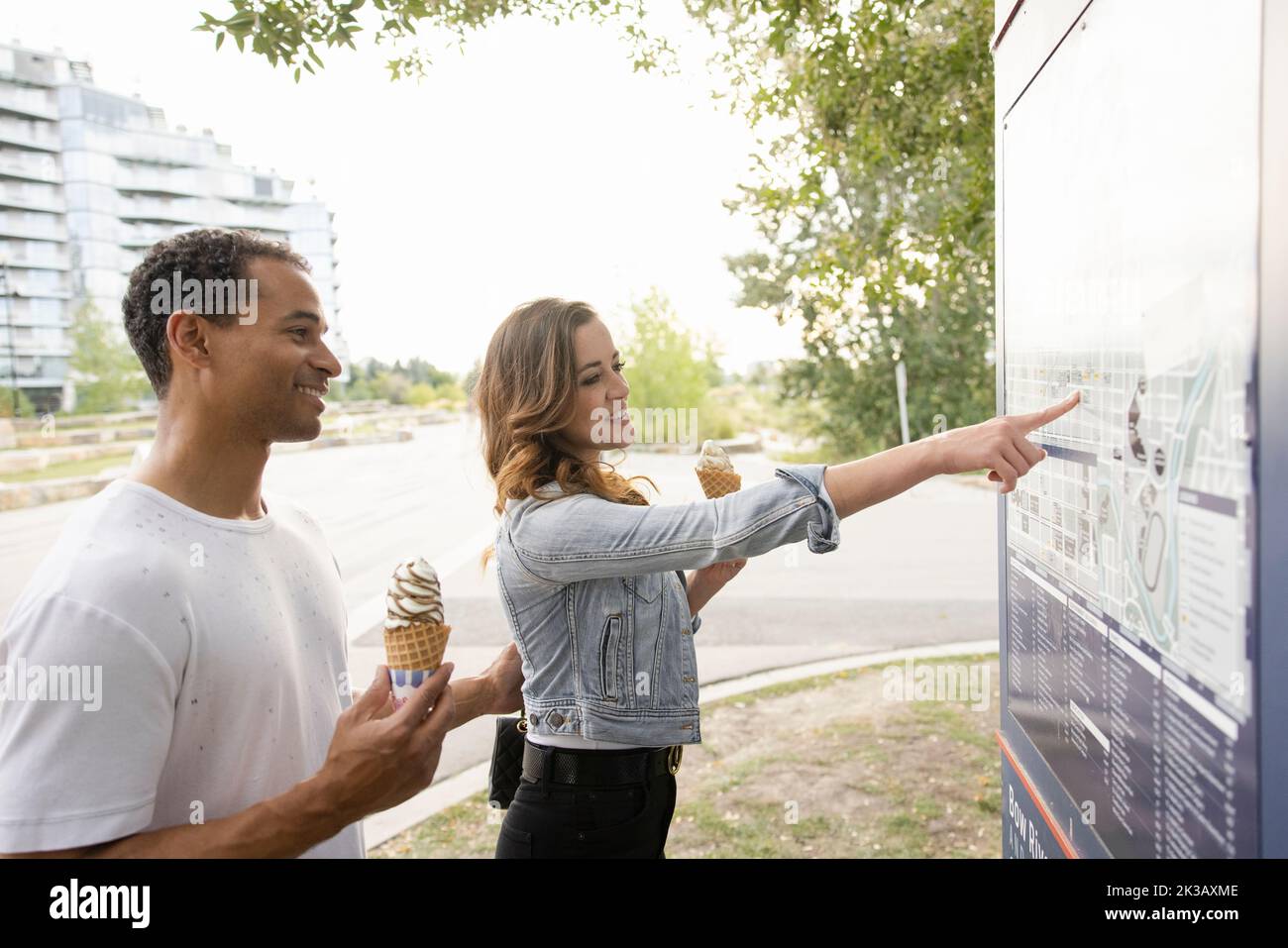 African looking a map hi-res stock photography and images - Alamy