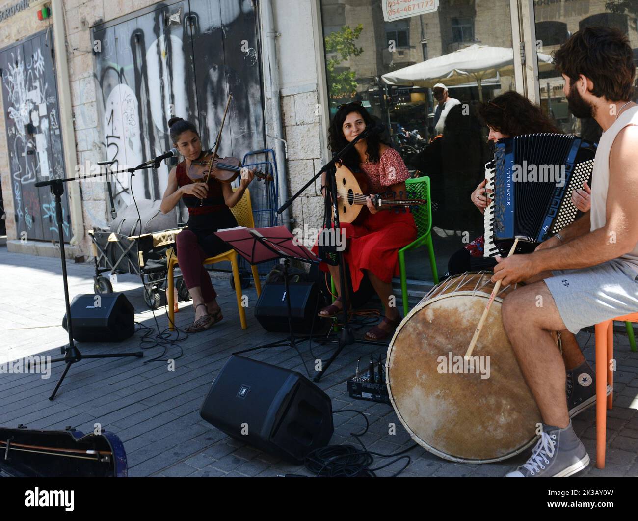 Street musicians performing in hi-res stock photography and images - Alamy