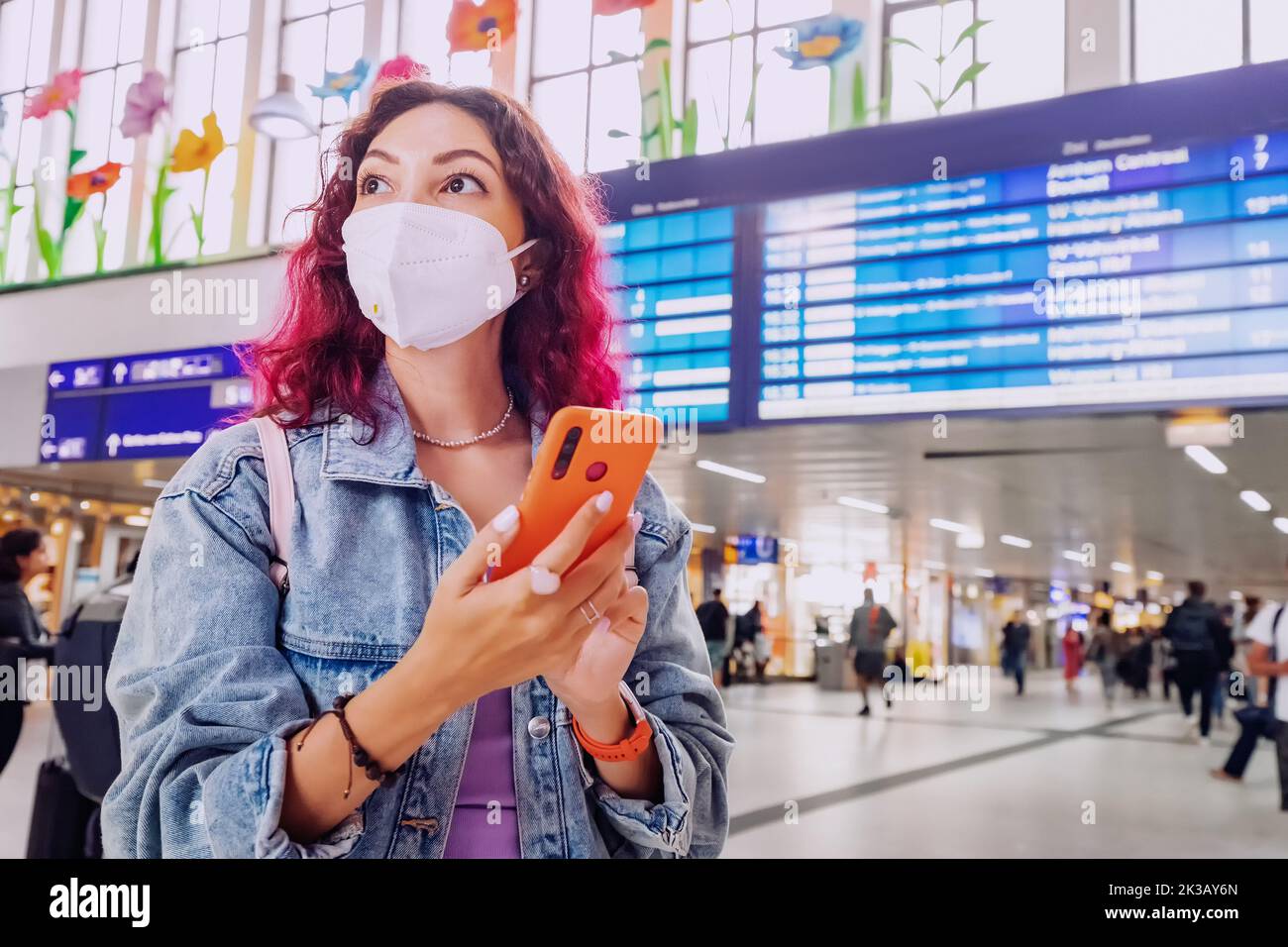 Woman looks map public hi-res stock photography and images - Alamy