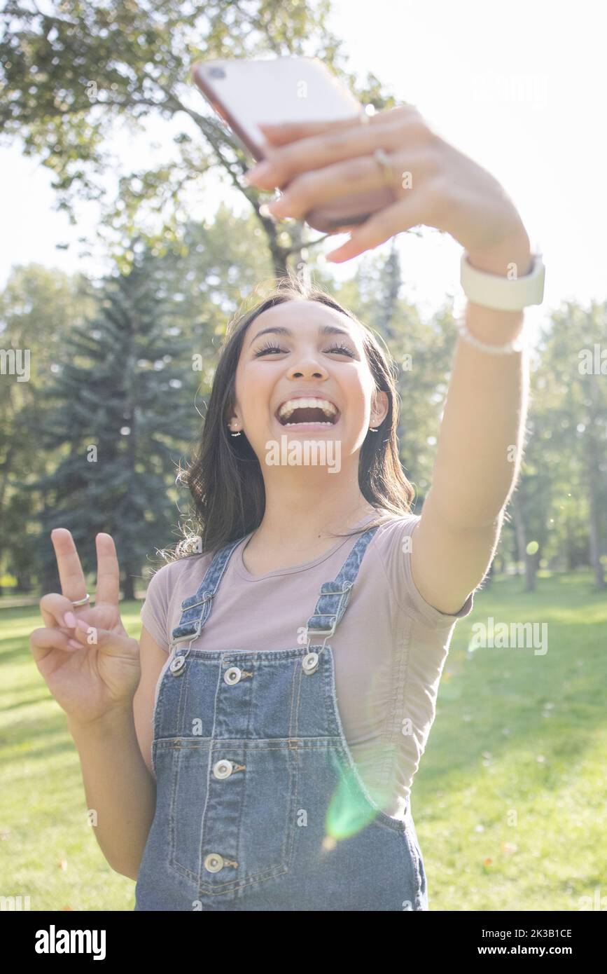 Beautiful smiling girl peace sign hi-res stock photography and images ...