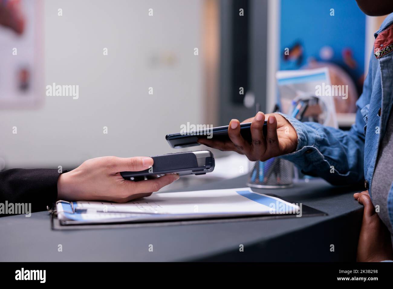 Receptionist using pos payment hi-res stock photography and images - Alamy