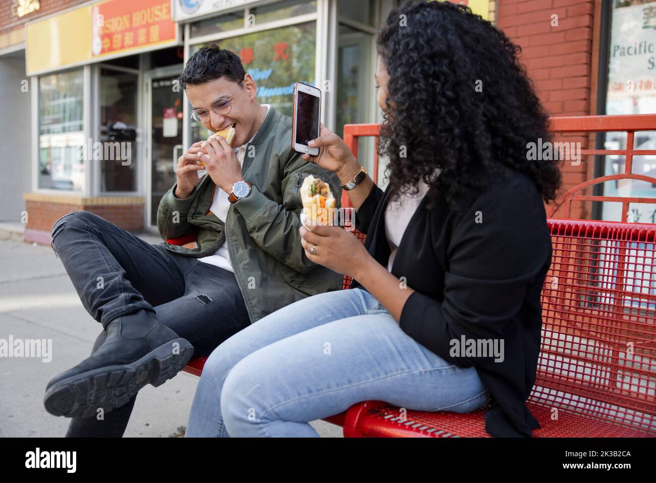 Man eating sitting bench hi-res stock photography and images - Alamy