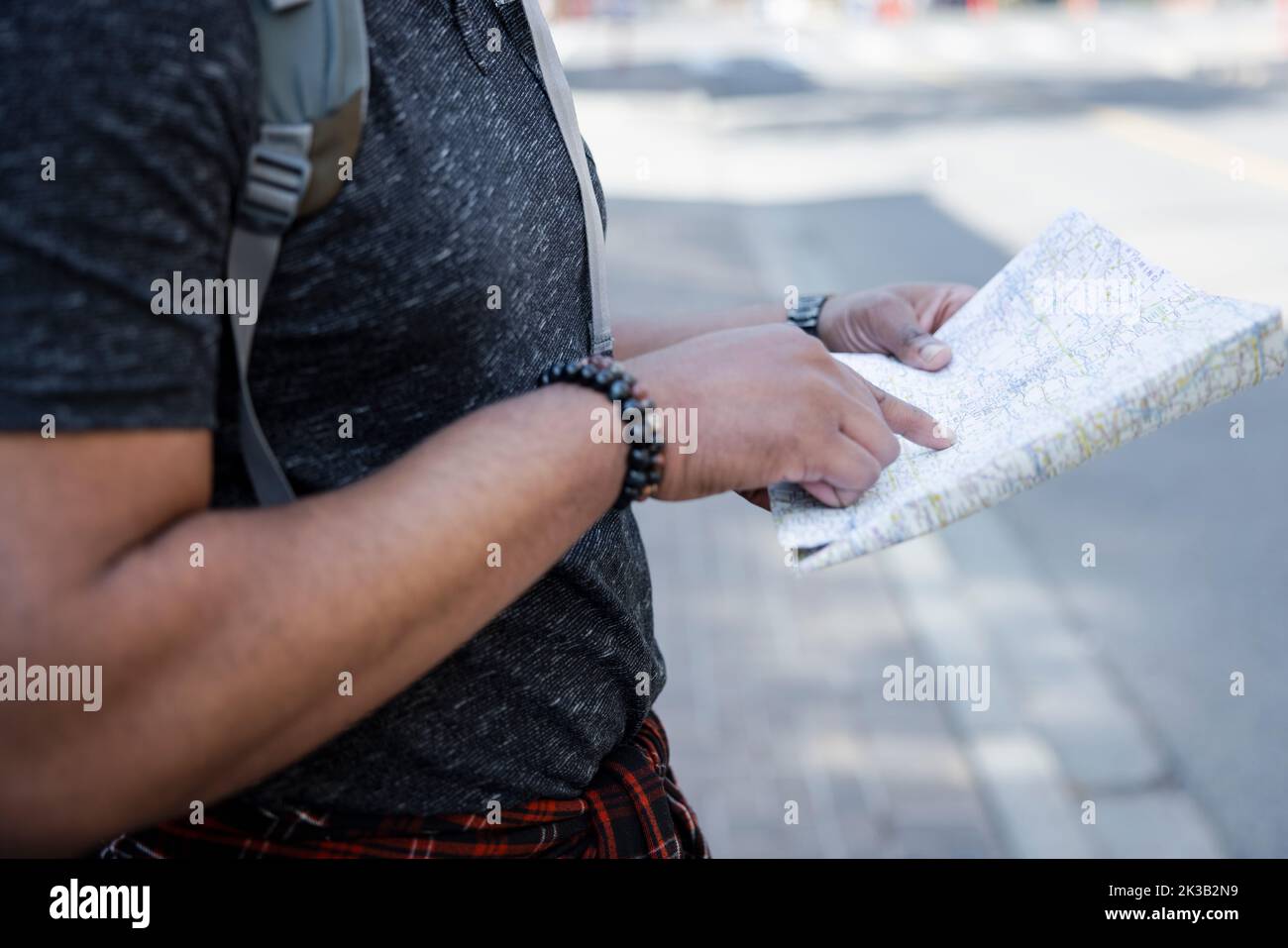 Man looking at a map hi-res stock photography and images - Alamy