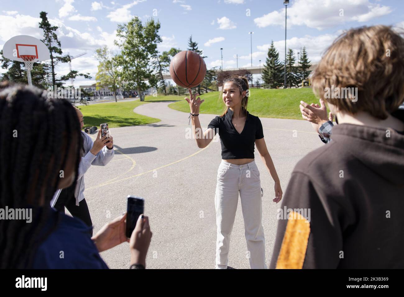 Filming smartphone teenagers hi-res stock photography and images - Alamy